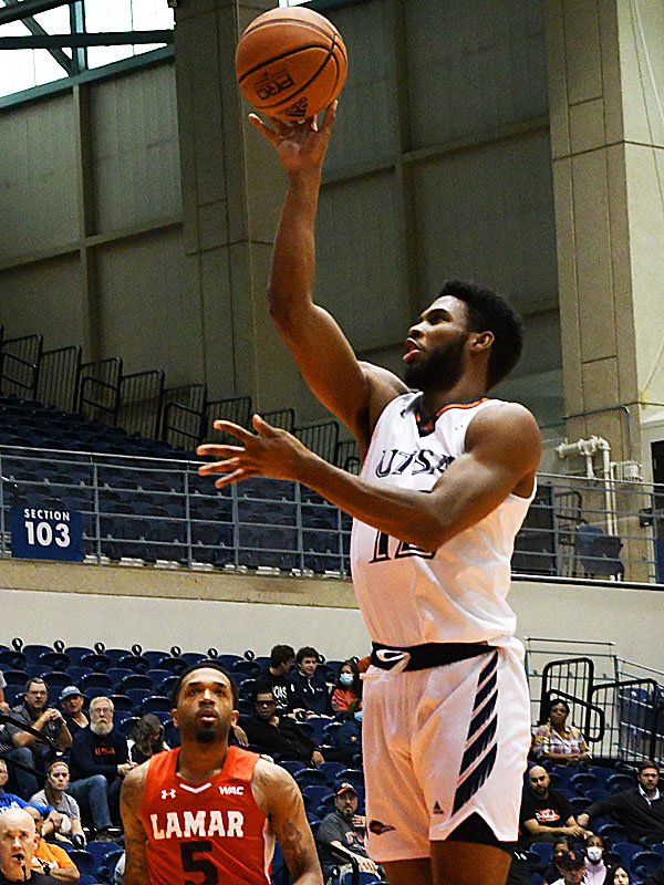 Family life has always shaped UTSA forward Phoenix Ford | The JB Replay